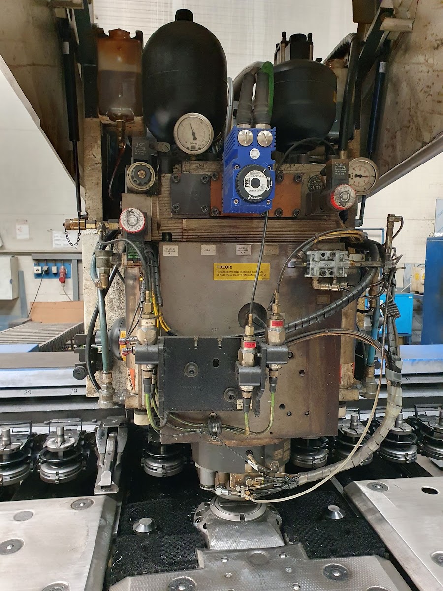 Trumpf TRUMATIC 3000 R / Stamping and punching machine