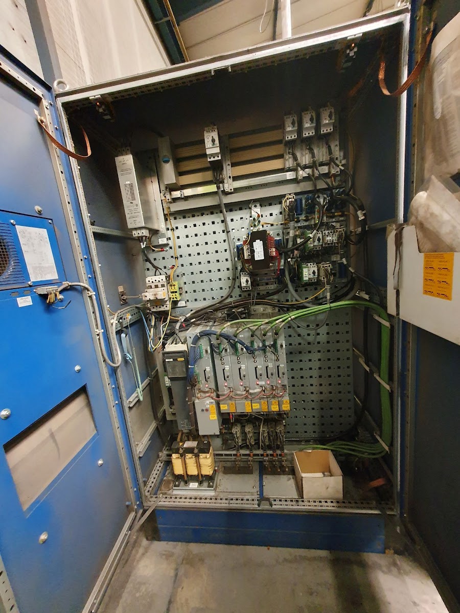 Trumpf TRUMATIC 3000 R / Stamping and punching machine